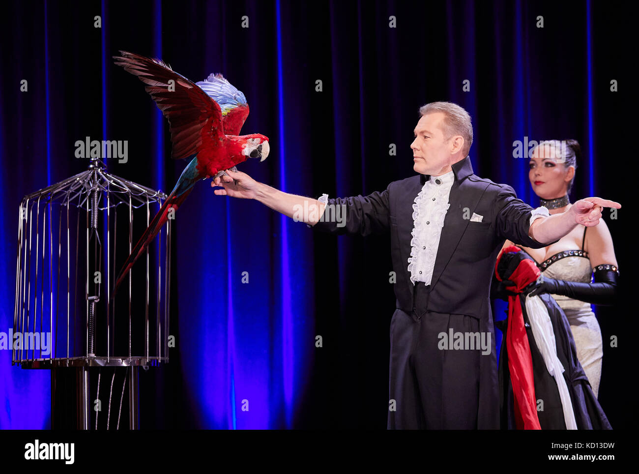 Magician assistant hi-res stock photography and images - Alamy