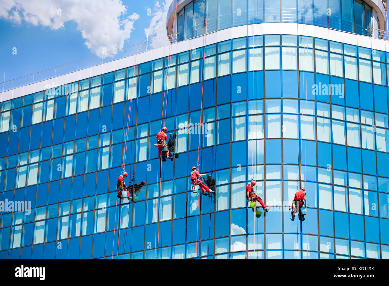 Five workers washing windows hi-res stock photography and images - Alamy