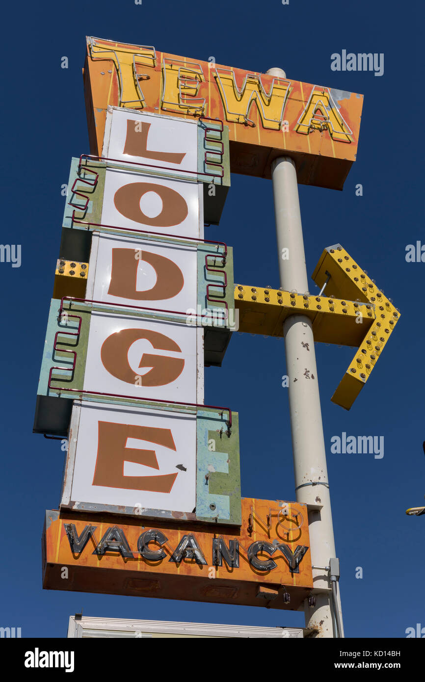 Vintage motel sign hi-res stock photography and images - Alamy