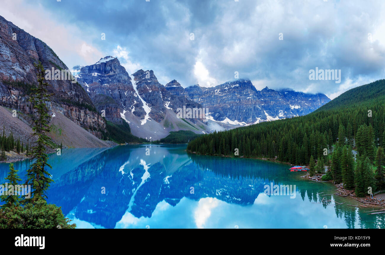 Moraine lake lodge hi-res stock photography and images - Alamy