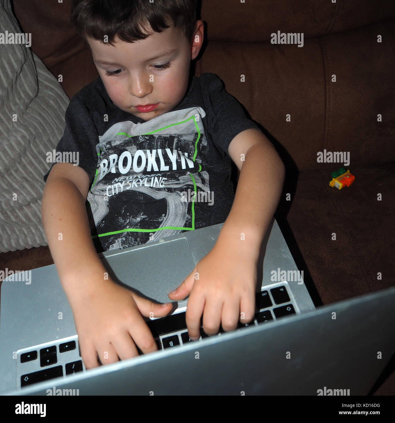 Boy surf the internet hi-res stock photography and images - Alamy