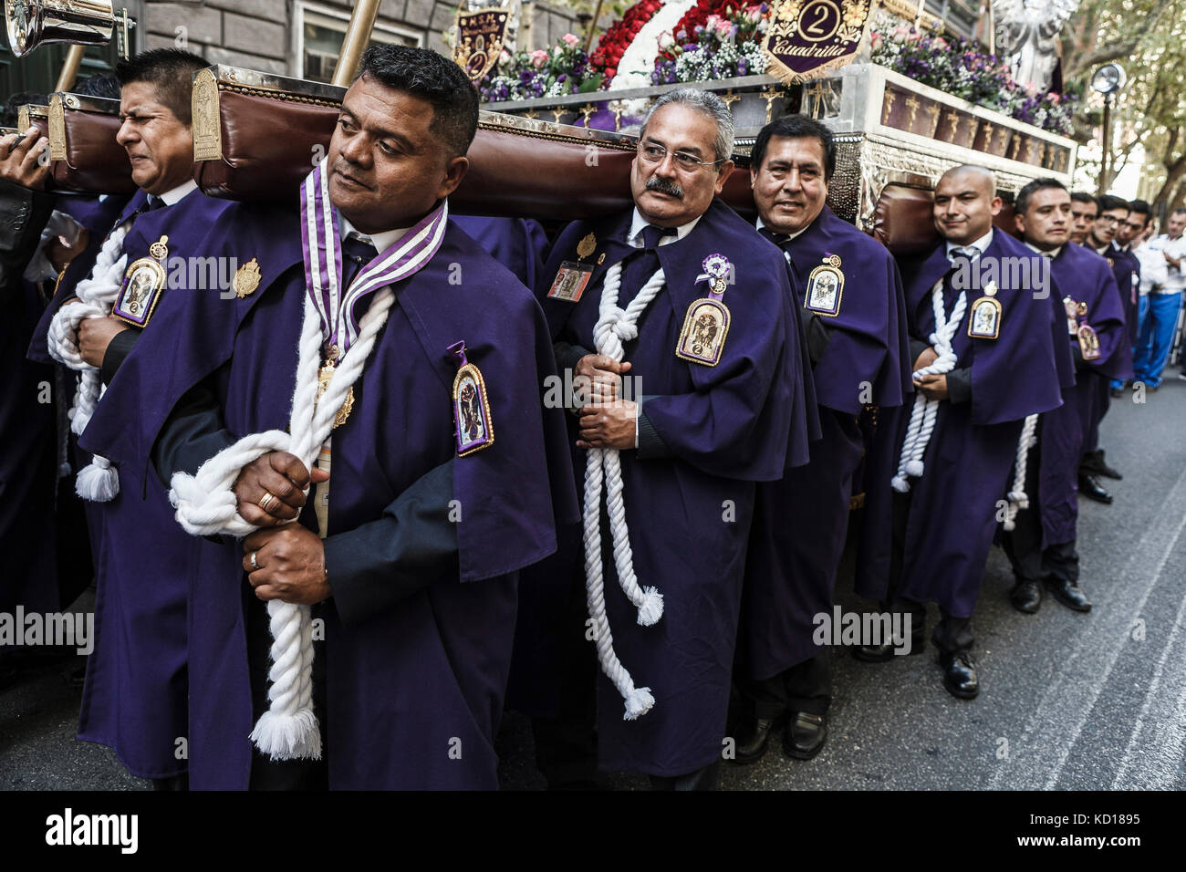 Rome, Italy. 08th Oct, 2017. Peruvian men, known as "Cargadores", carry ...