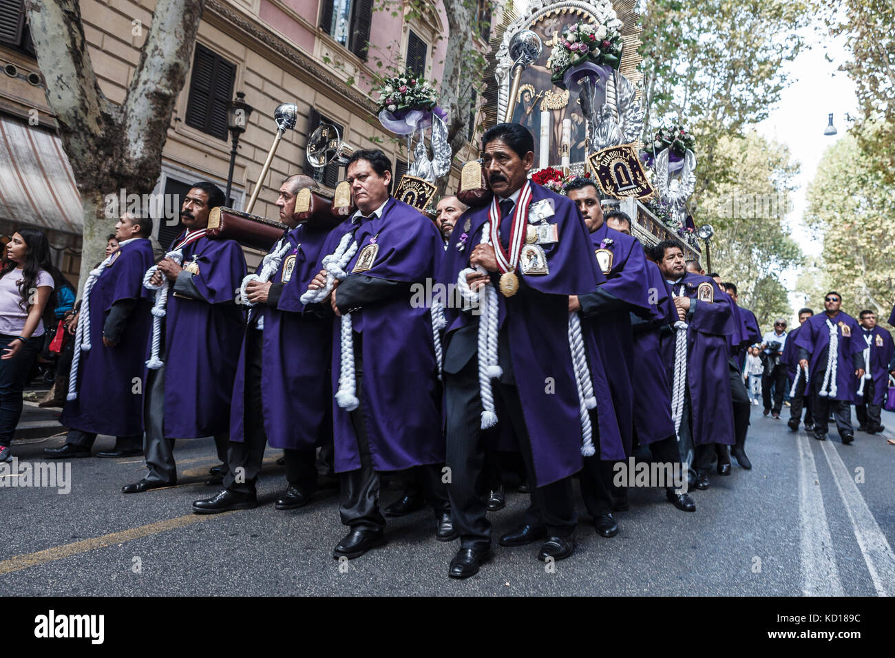 Rome, Italy. 08th Oct, 2017. Peruvian men, known as "Cargadores", carry ...