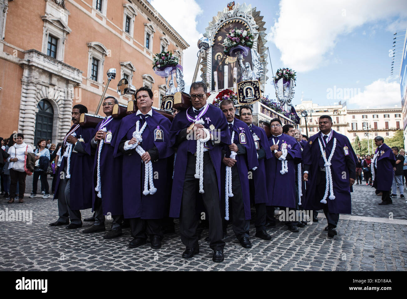 Rome, Italy. 08th Oct, 2017. Peruvian men, known as "Cargadores", carry ...
