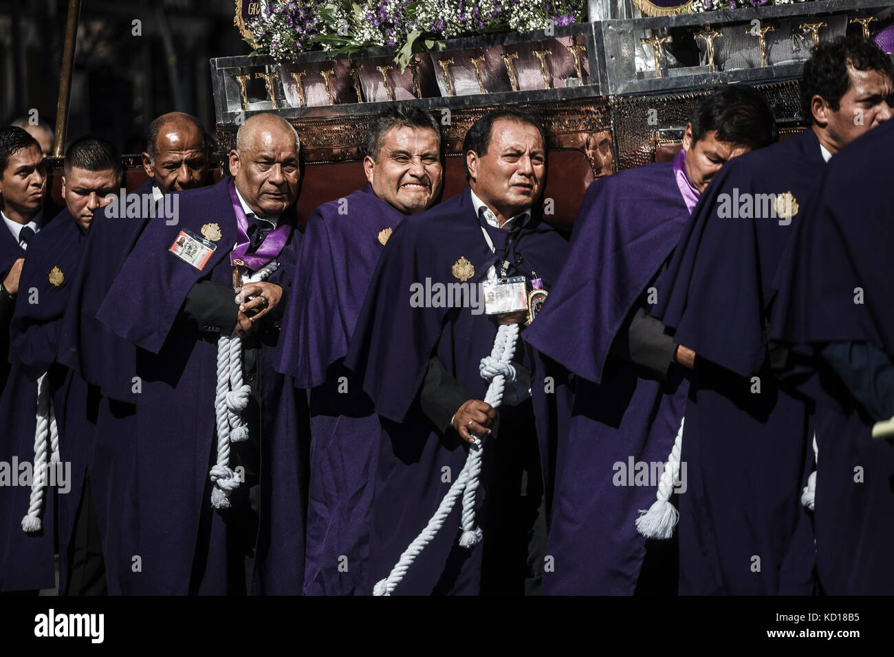 Rome, Italy. 08th Oct, 2017. Peruvian men, known as "Cargadores", carry ...