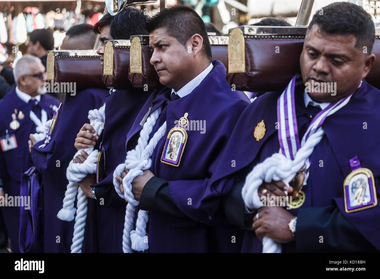 Rome, Italy. 08th Oct, 2017. Peruvian men, known as "Cargadores", carry ...