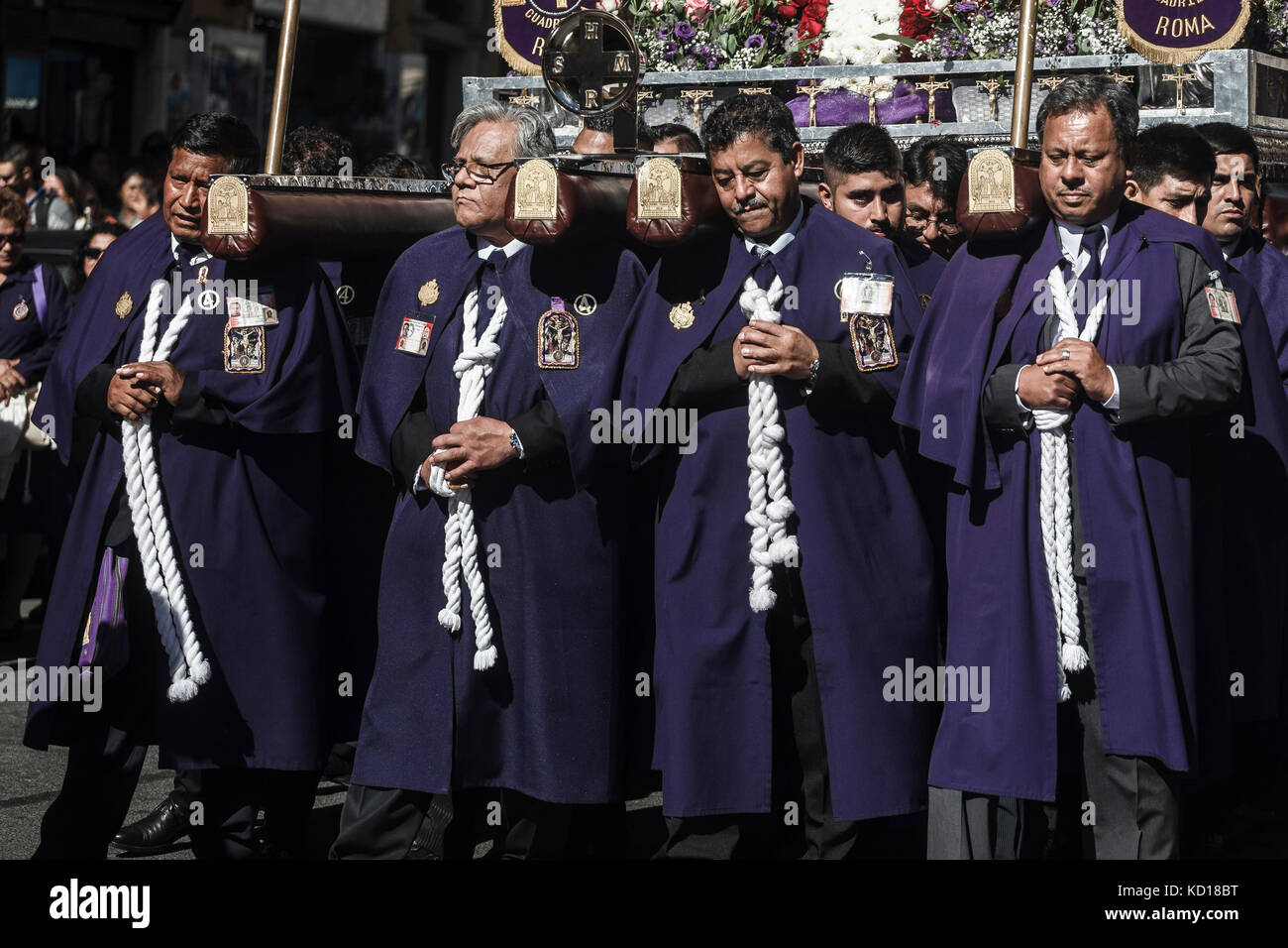 Rome, Italy. 08th Oct, 2017. Peruvian men, known as "Cargadores", carry ...