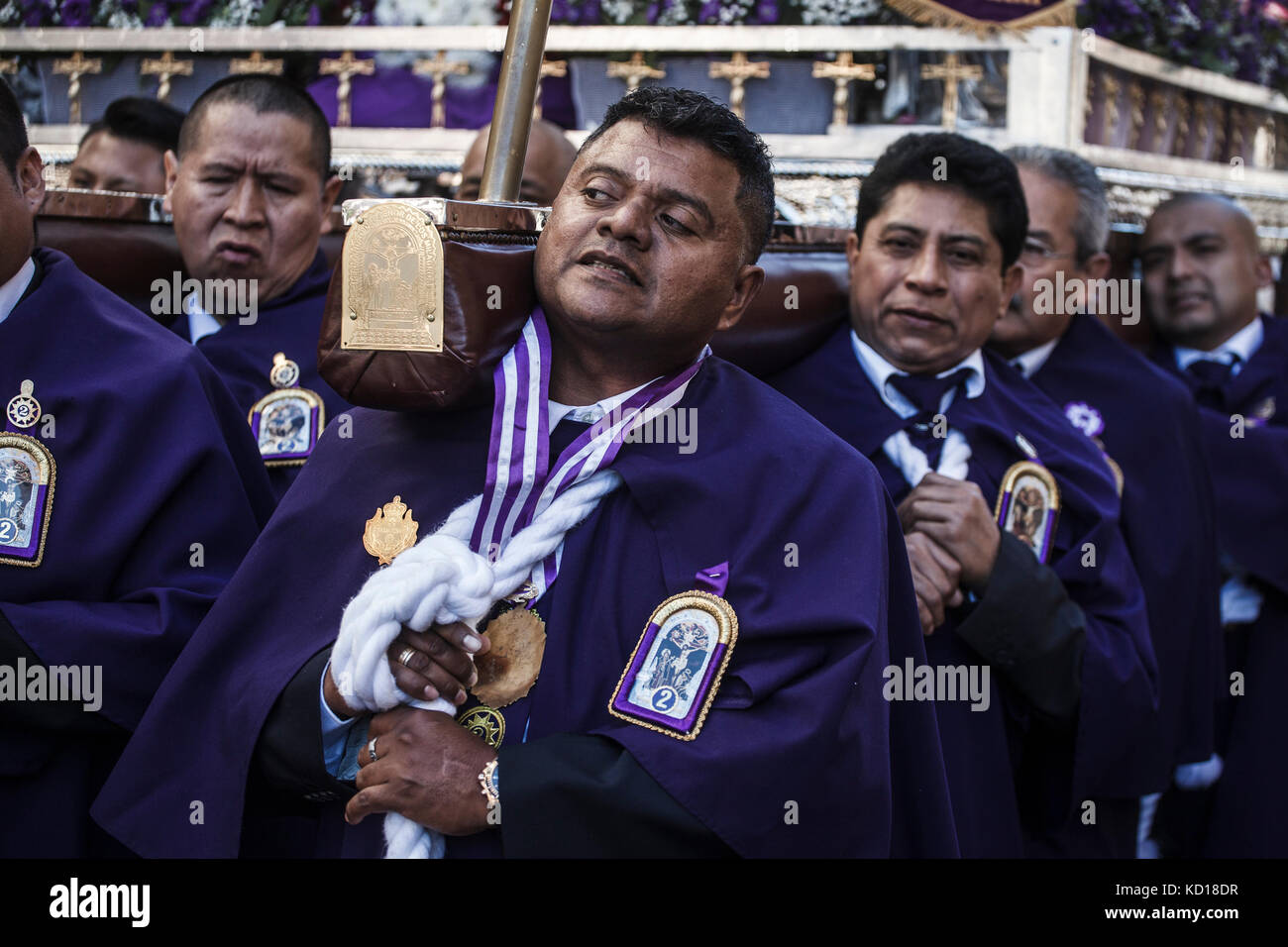 Rome, Italy. 08th Oct, 2017. Peruvian men, known as "Cargadores", carry ...