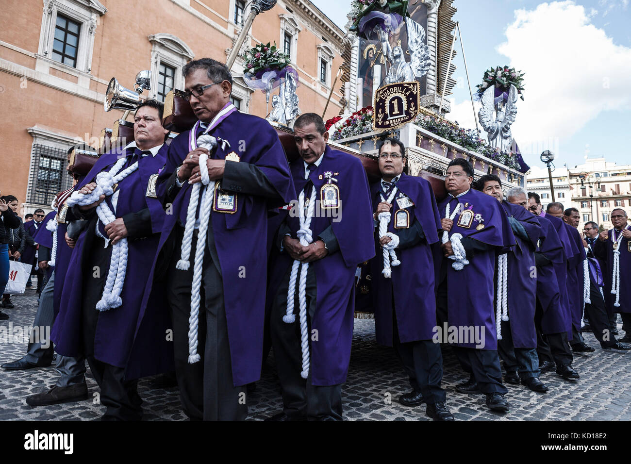 Rome, Italy. 08th Oct, 2017. Peruvian men, known as "Cargadores", carry ...