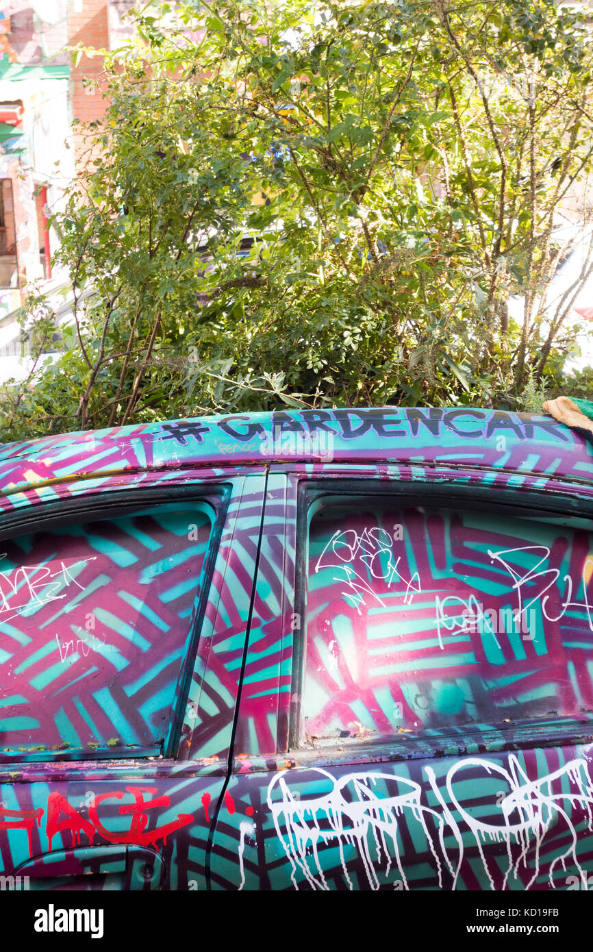 Car in a garden hi-res stock photography and images - Alamy