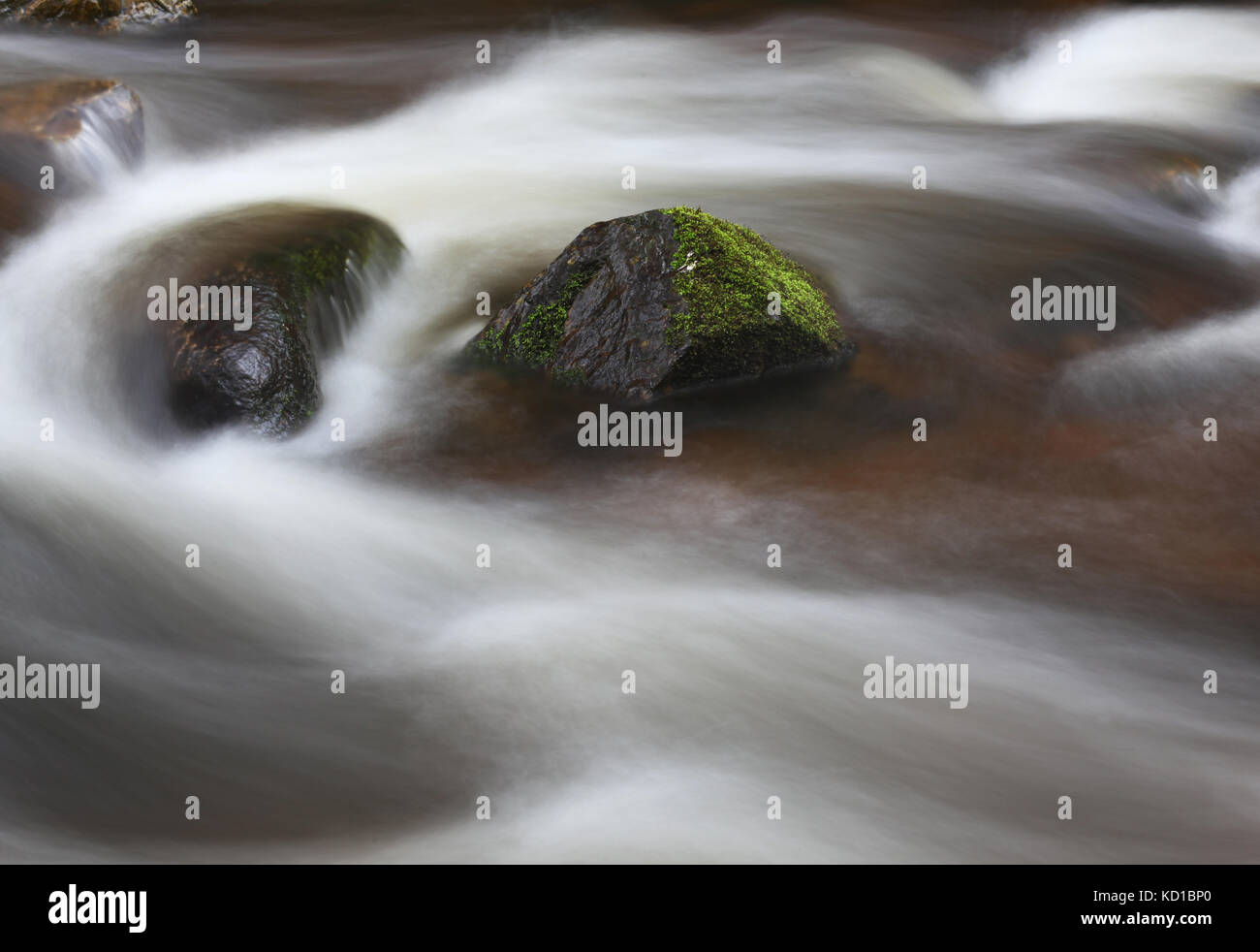 Slow motion water around rocks hi-res stock photography and images - Alamy