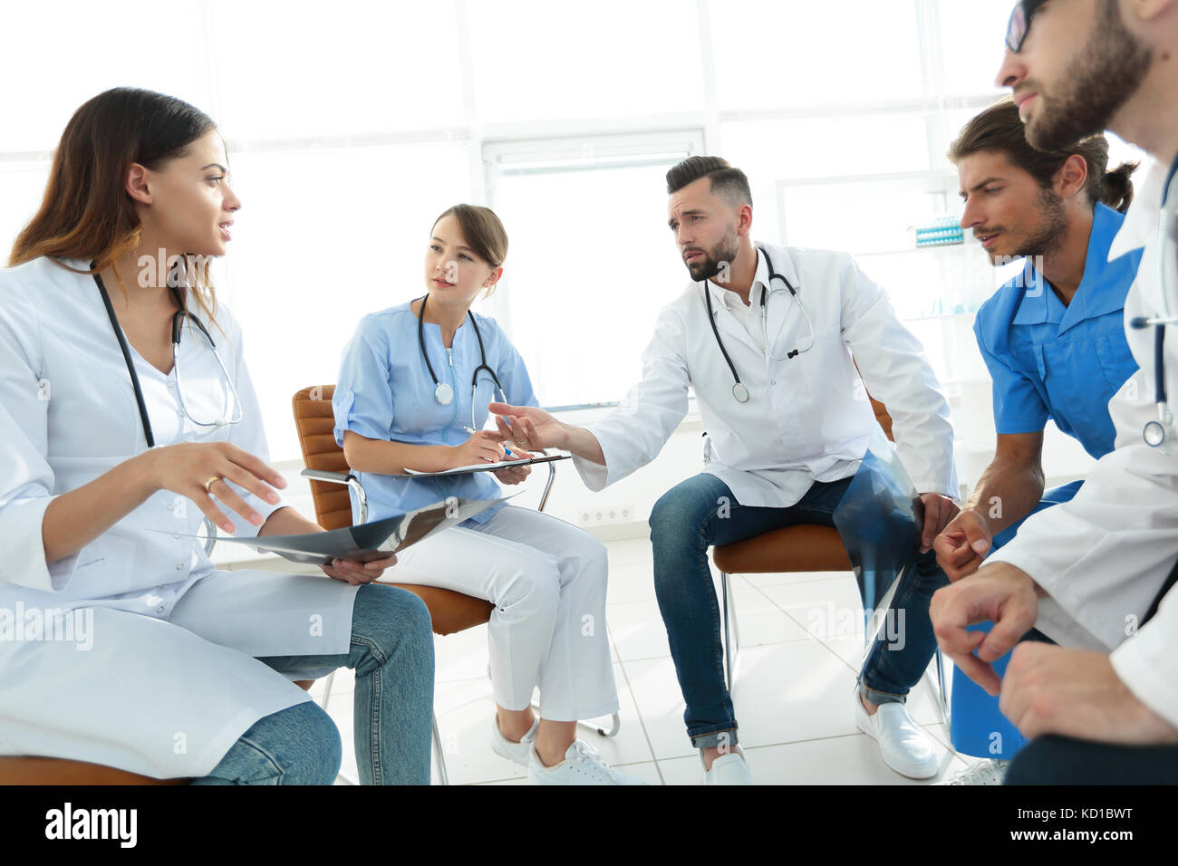 medical staff discussing x-ray of a patient Stock Photo - Alamy