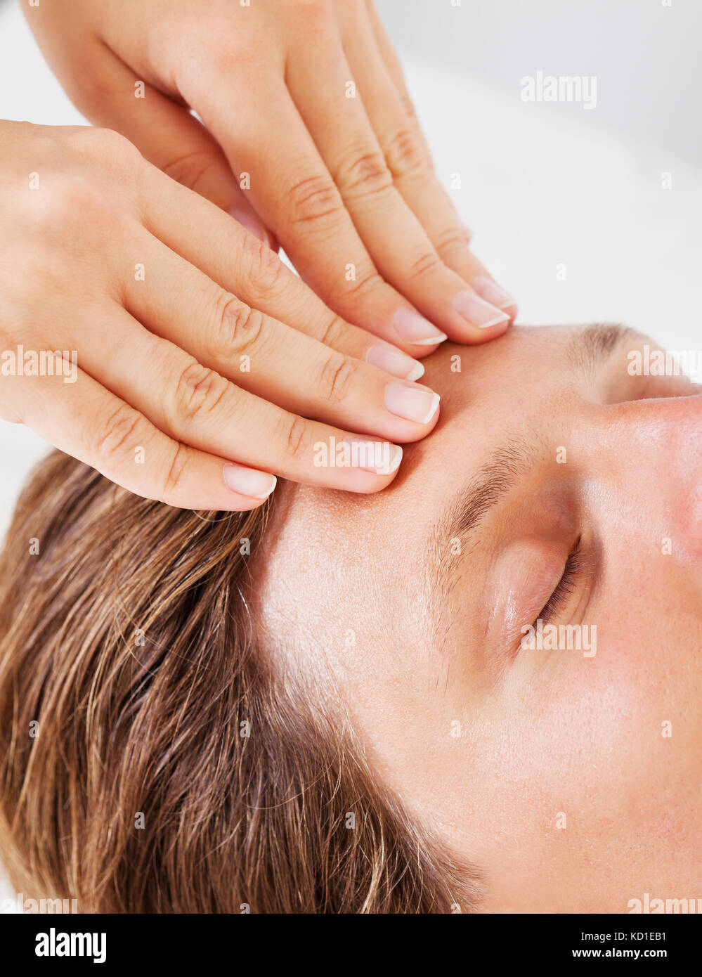 Head massage man hi-res stock photography and images - Alamy
