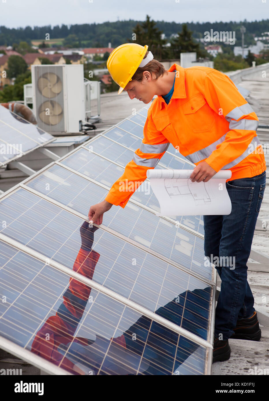 Solar panel engineer hi-res stock photography and images - Alamy