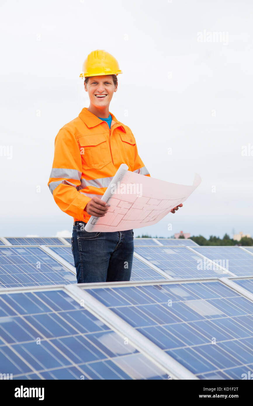 Solar panel engineer hi-res stock photography and images - Alamy