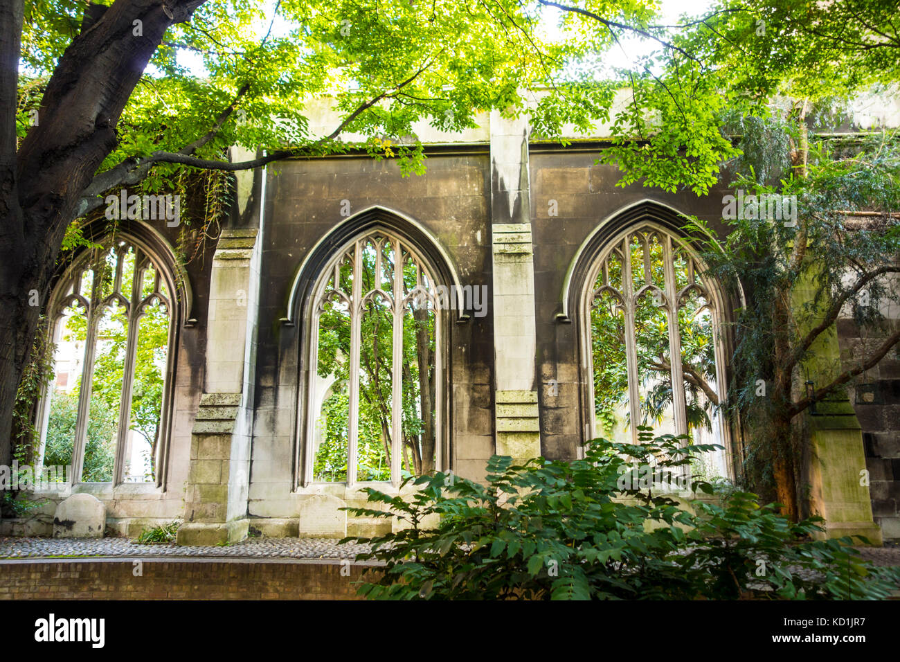 Ruin of St. Dunstan in the East Church Garden Stock Photo - Alamy