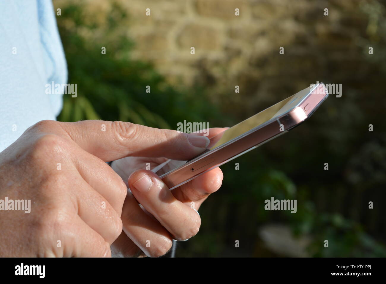 Texting fingers on smartphone screen hi-res stock photography and ...