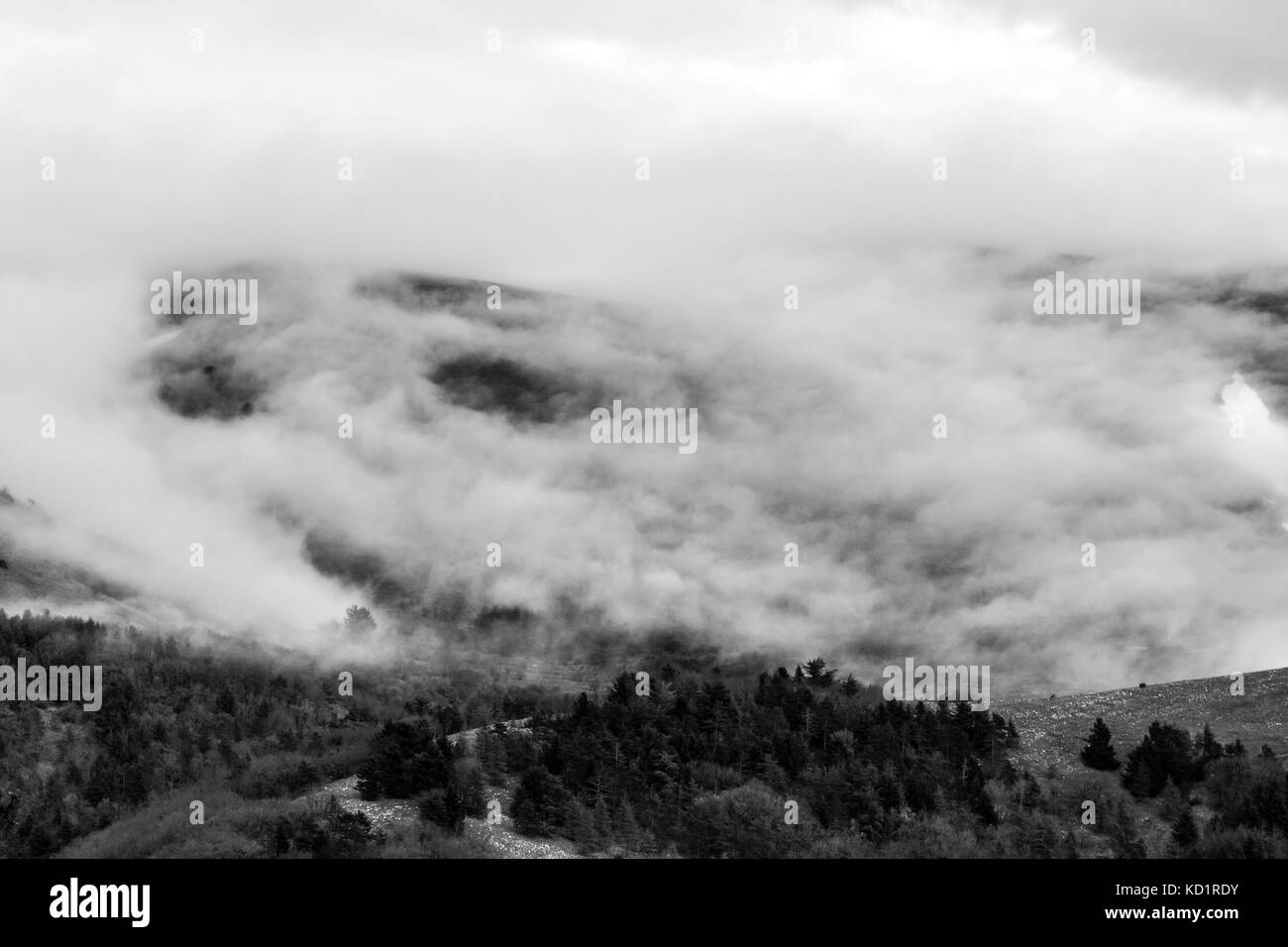 Fog covering mountains hi-res stock photography and images - Alamy