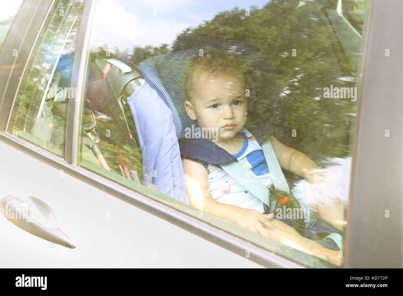 Kid forgotten alone in the car Stock Photo - Alamy
