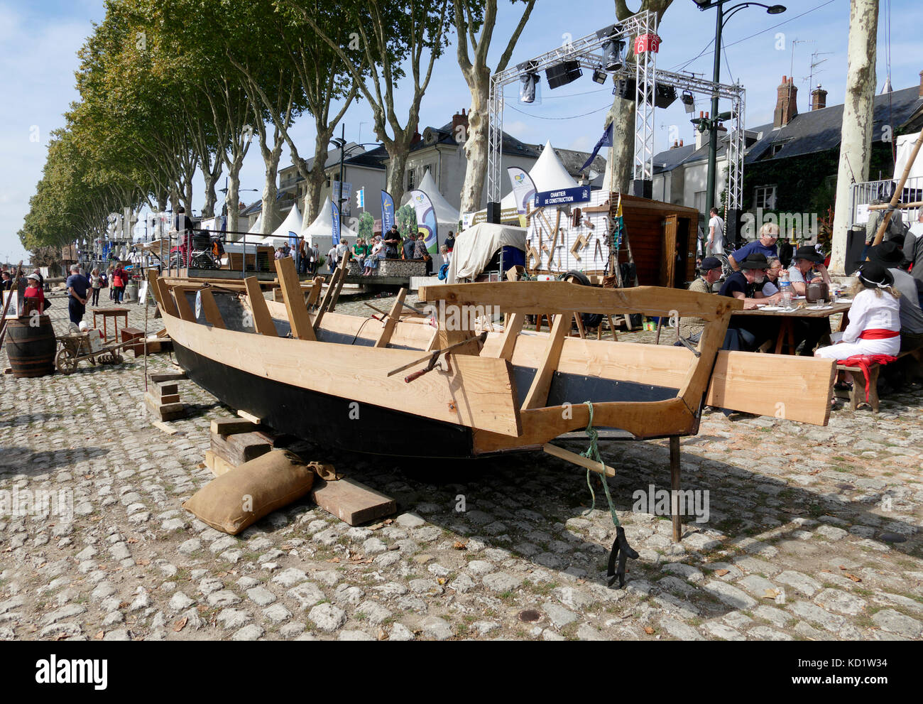 Construction of a Loire boat ("toue cabanée"), Loire festival ...