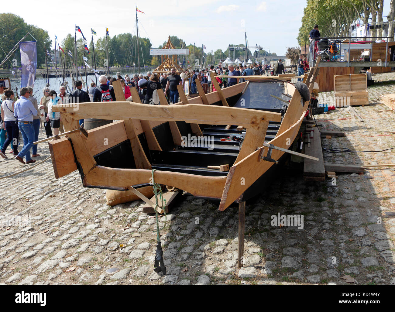 Construction of a Loire boat ("toue cabanée"), Loire festival ...