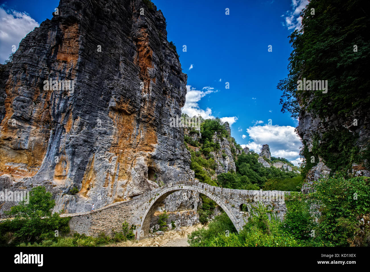 old Kokkori - Noutsou arched stone bridge on Vikos canyon, Zagorochoria ...