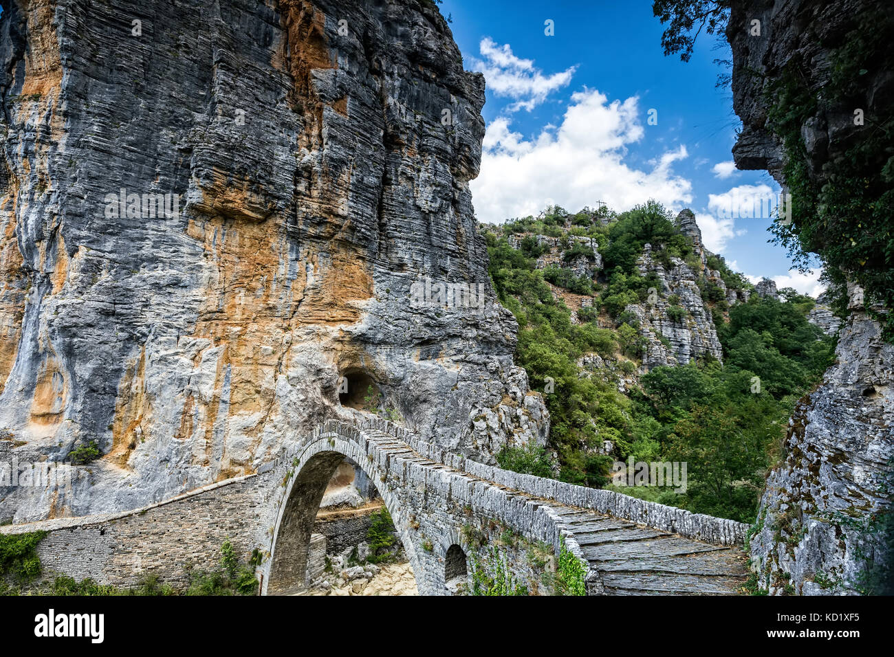 old Kokkori - Noutsou arched stone bridge on Vikos canyon, Zagorochoria ...