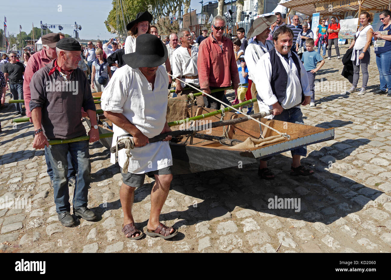 Sailors carry a Loire boat whose construction has just been completed ...