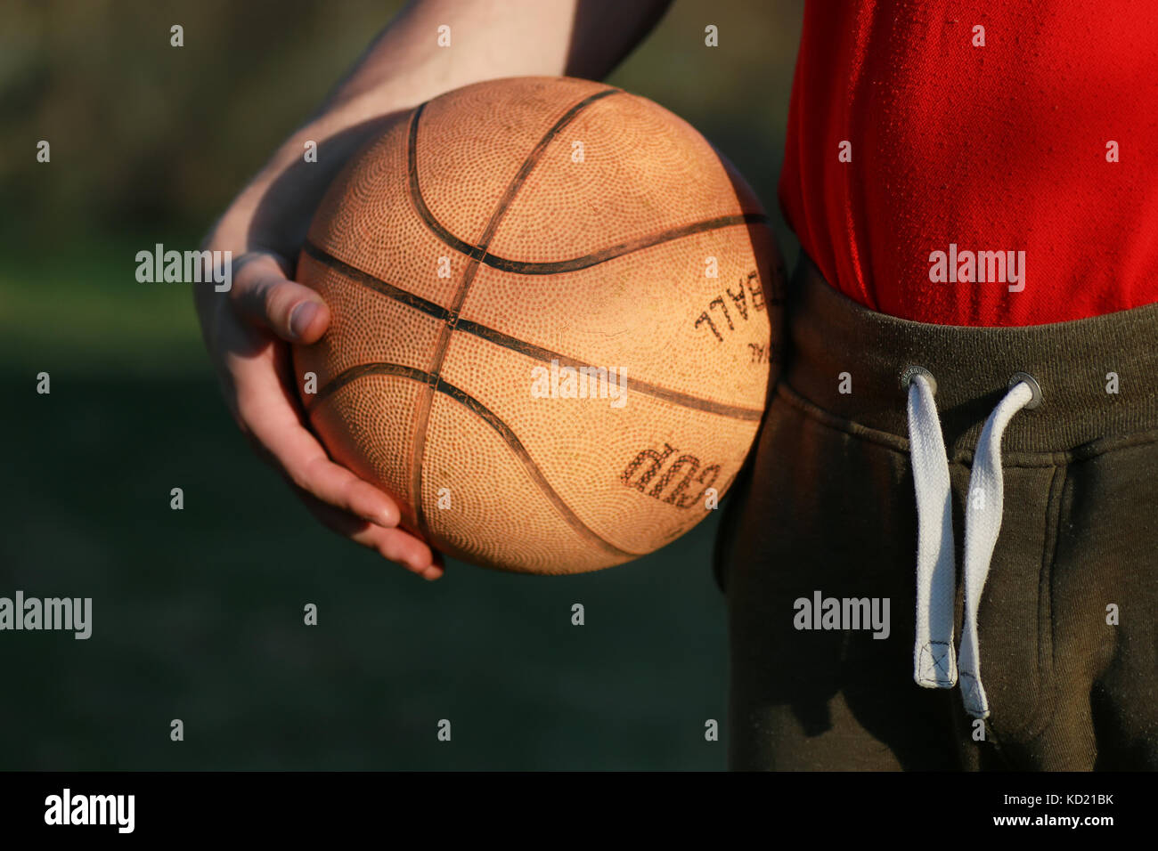 hand hold basketball Stock Photo - Alamy