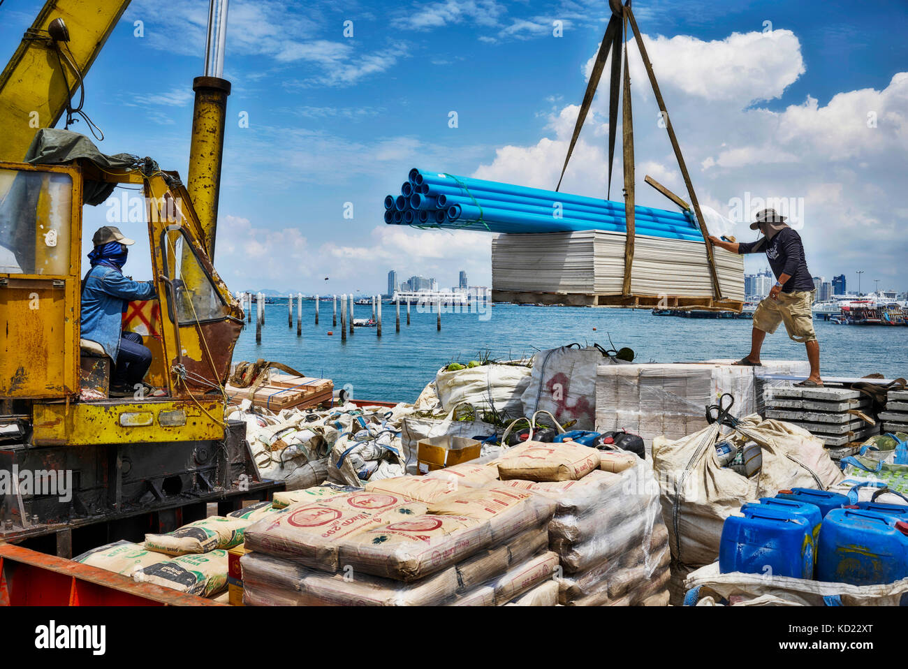 Shipping crane operator asia hi-res stock photography and images - Alamy
