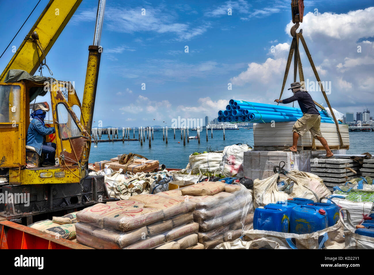 Shipping crane operator asia hi-res stock photography and images - Alamy