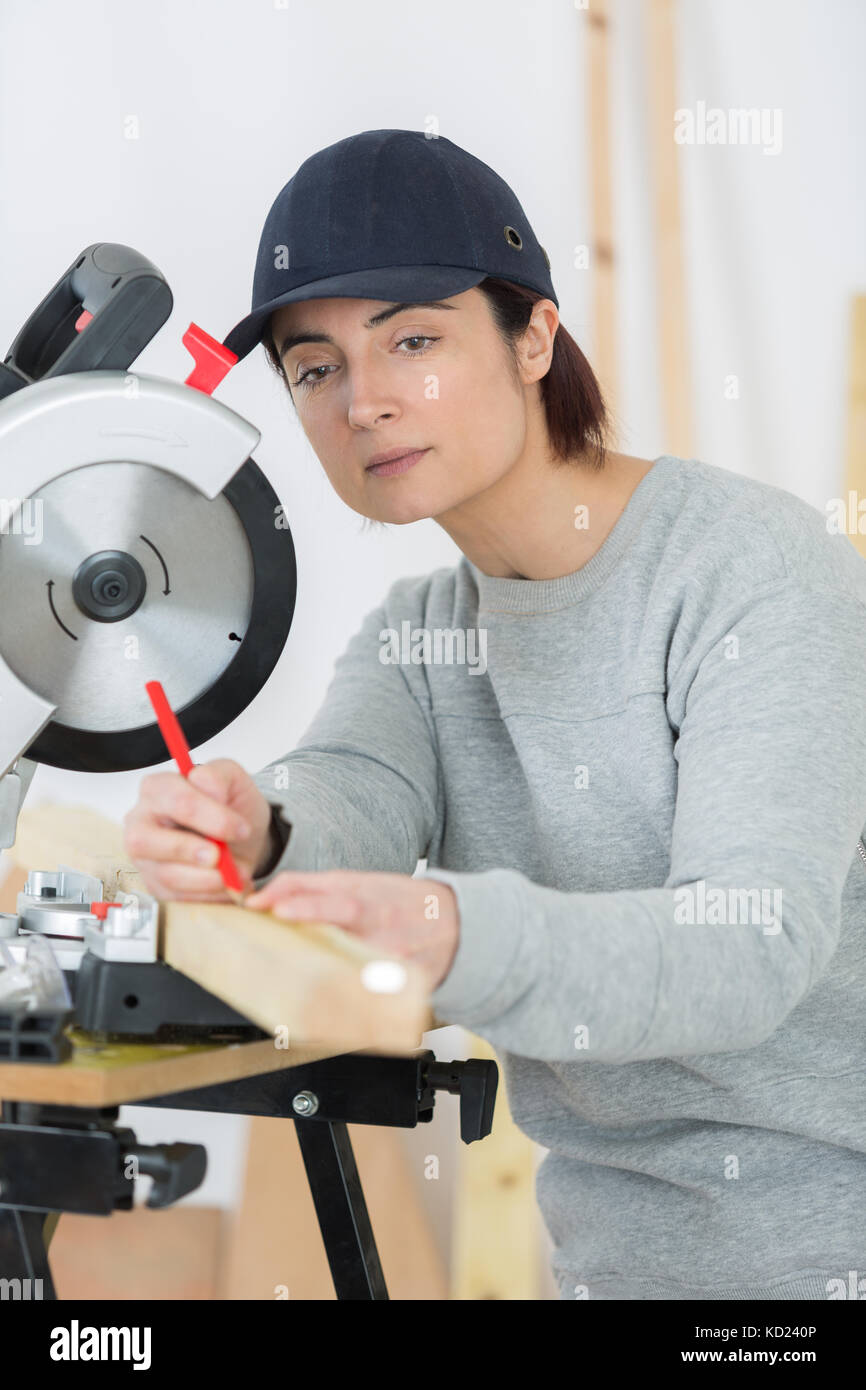 woman carpenter using circular saw Stock Photo - Alamy