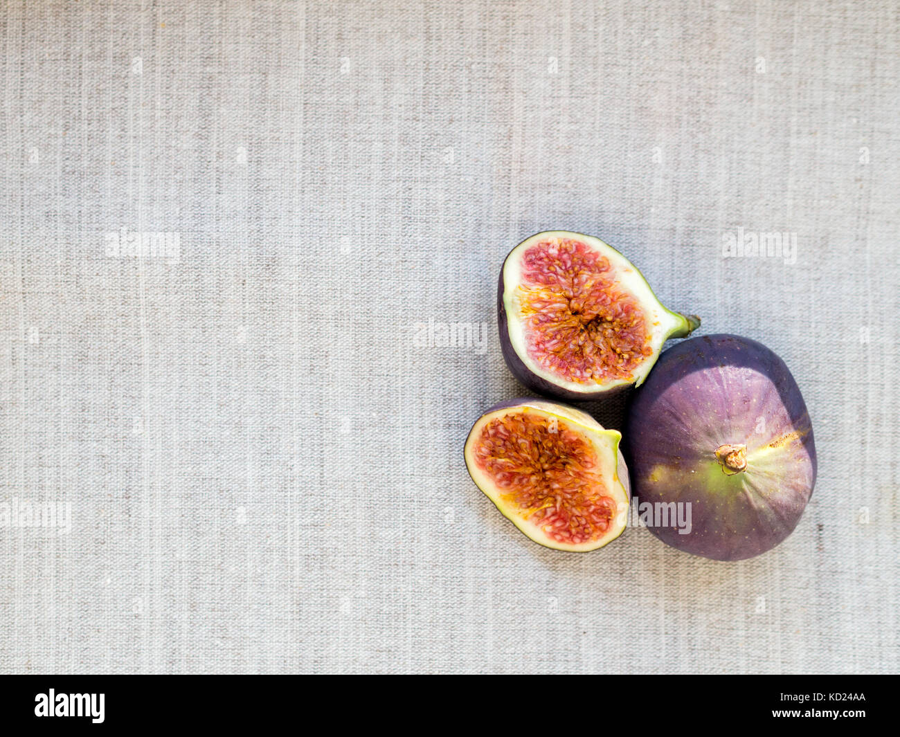 fresh figs on linen background Stock Photo - Alamy