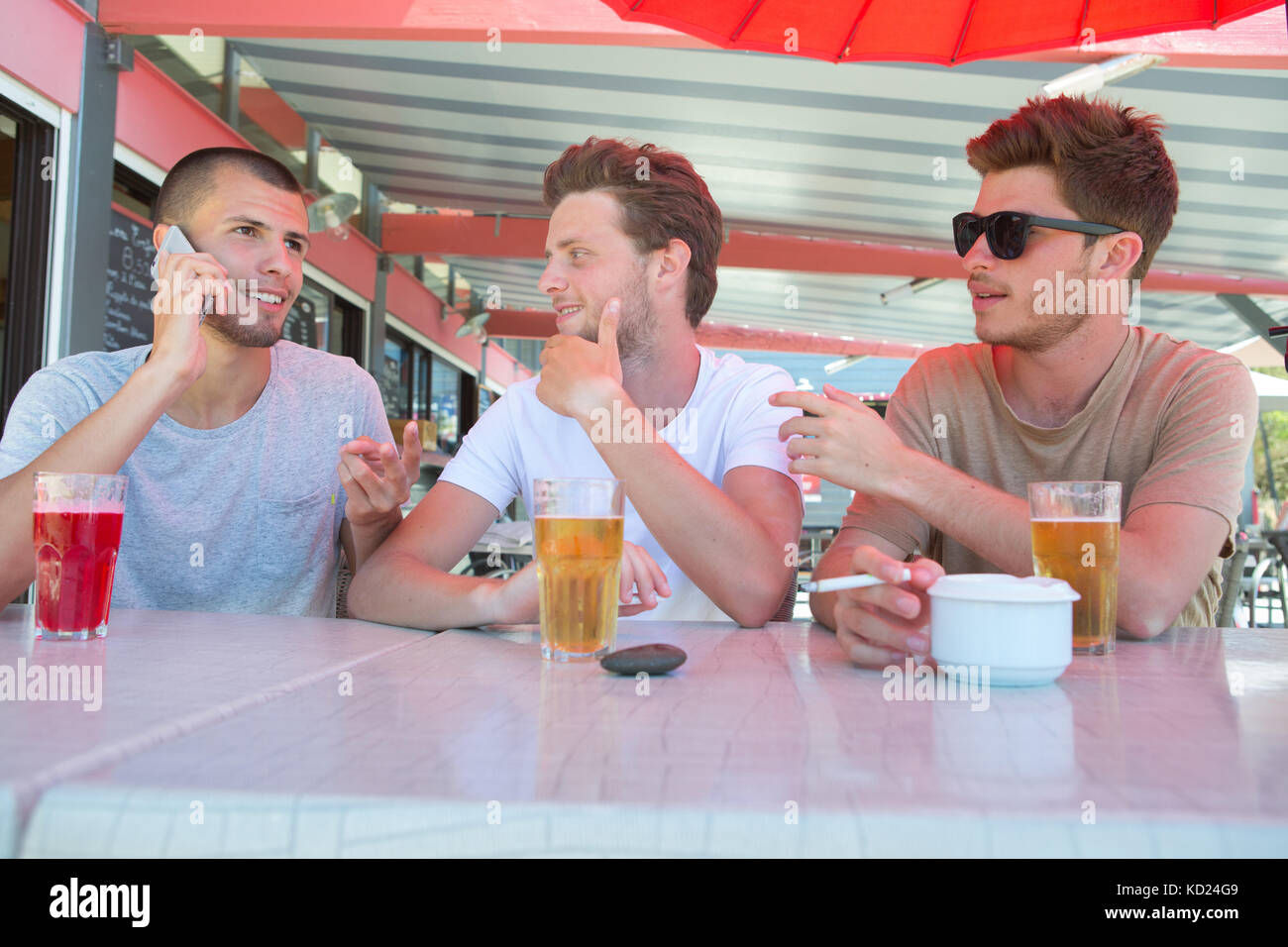 friends drinking beer outside Stock Photo - Alamy