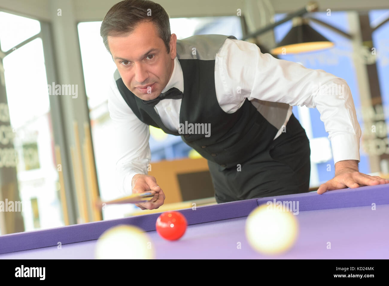man playing pool Stock Photo - Alamy