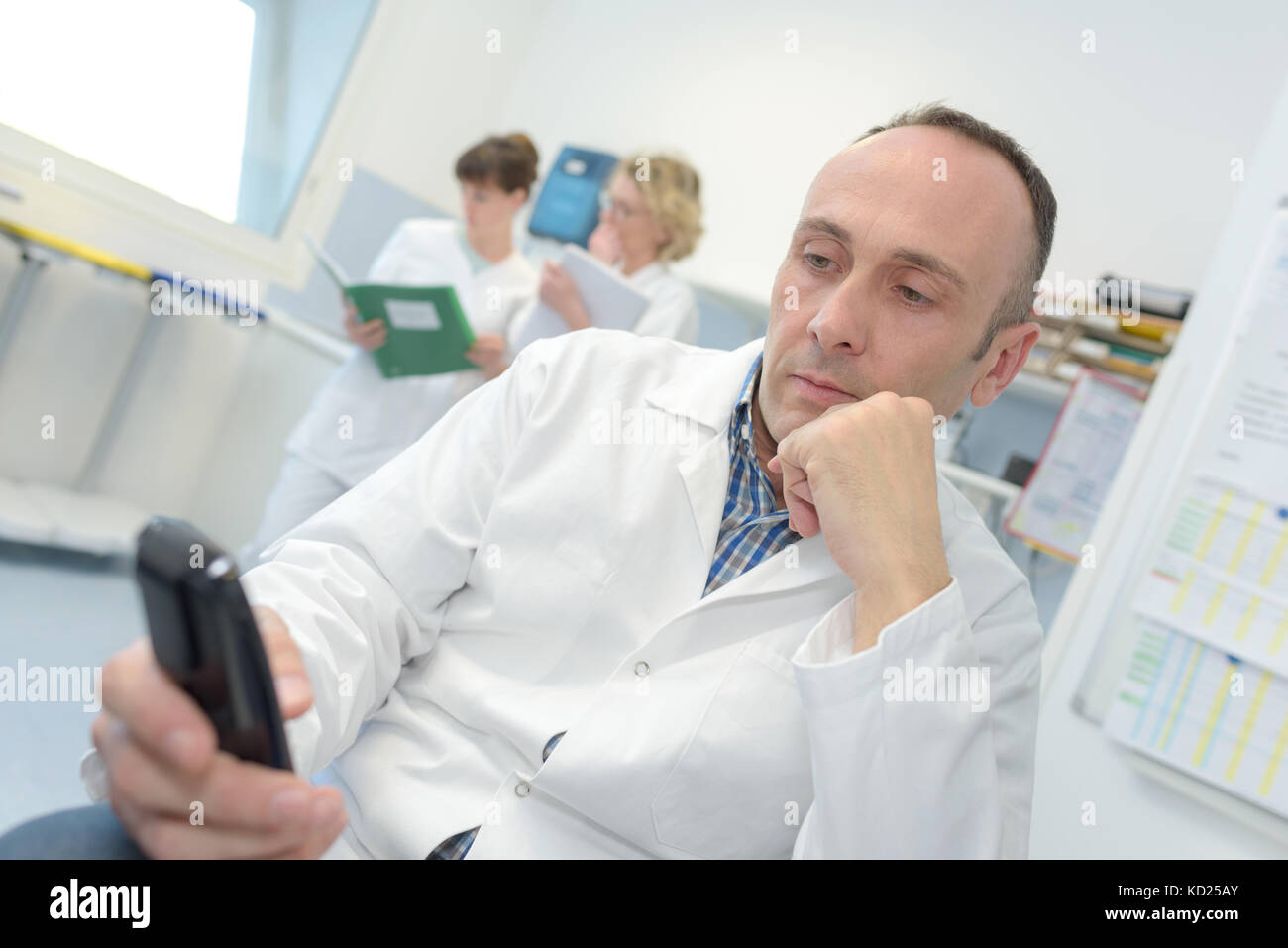 Doctor messaging hi-res stock photography and images - Alamy