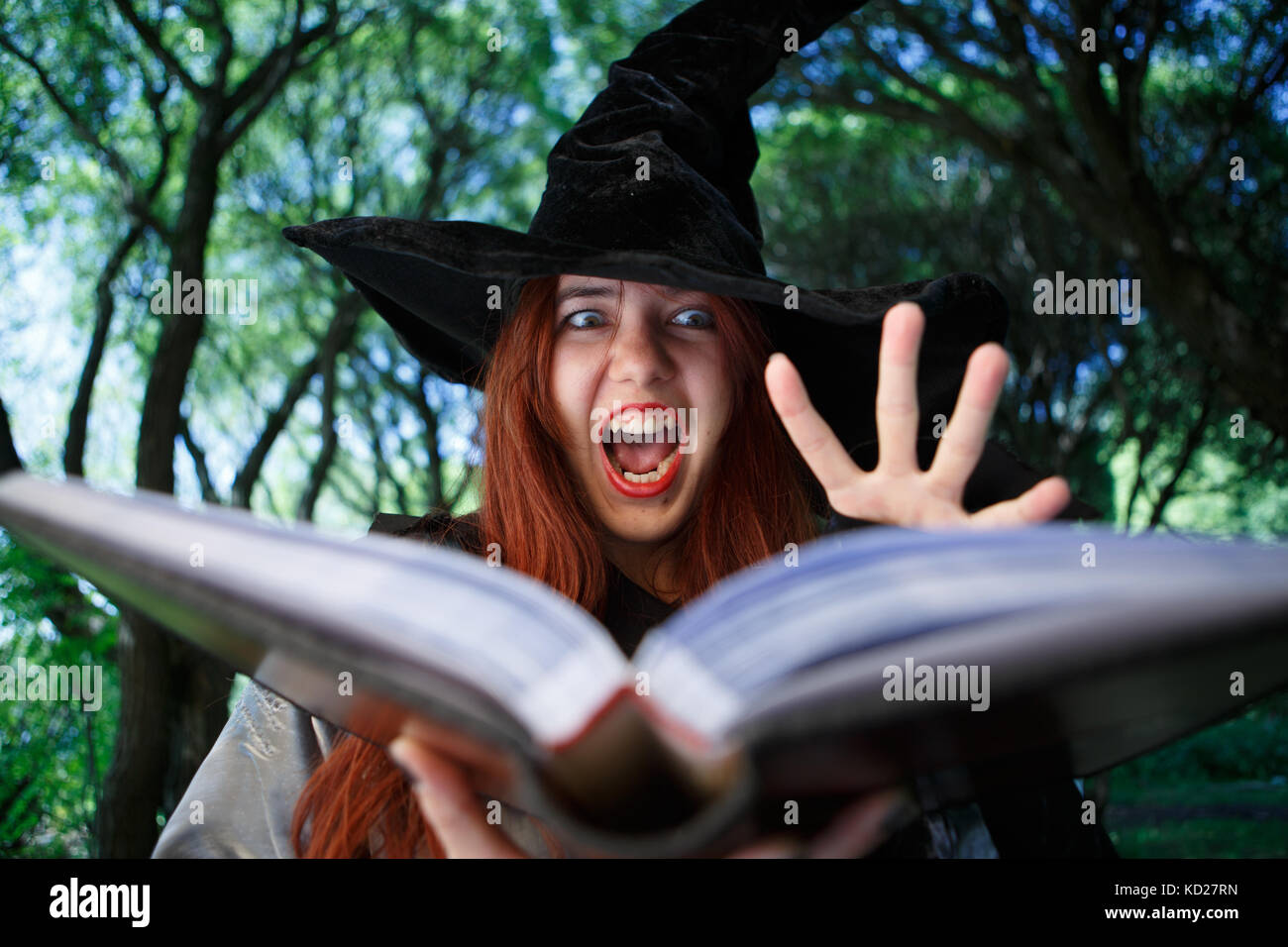 Actress crying hi-res stock photography and images - Alamy