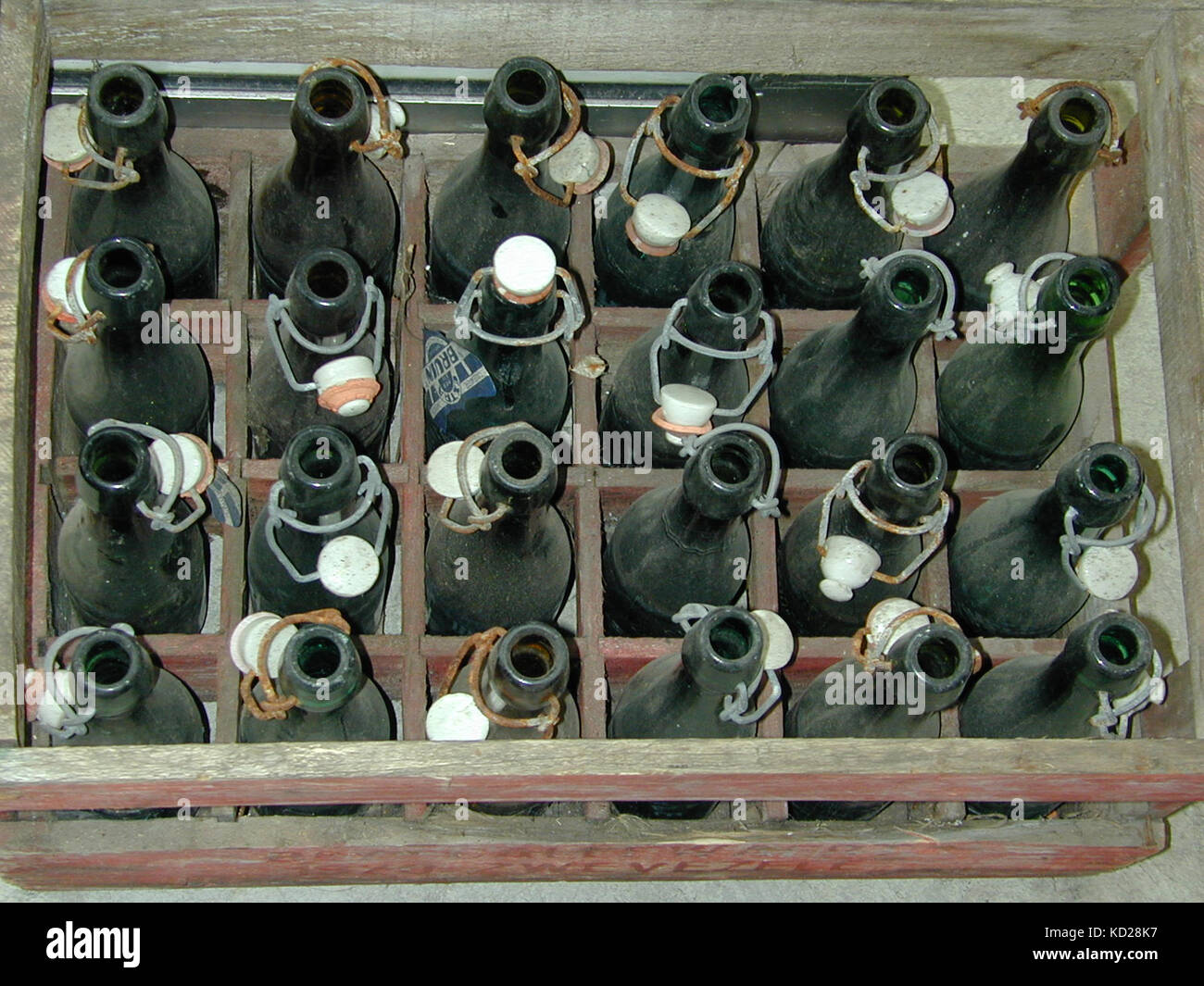 Empty beer bottles in case hi-res stock photography and images - Alamy