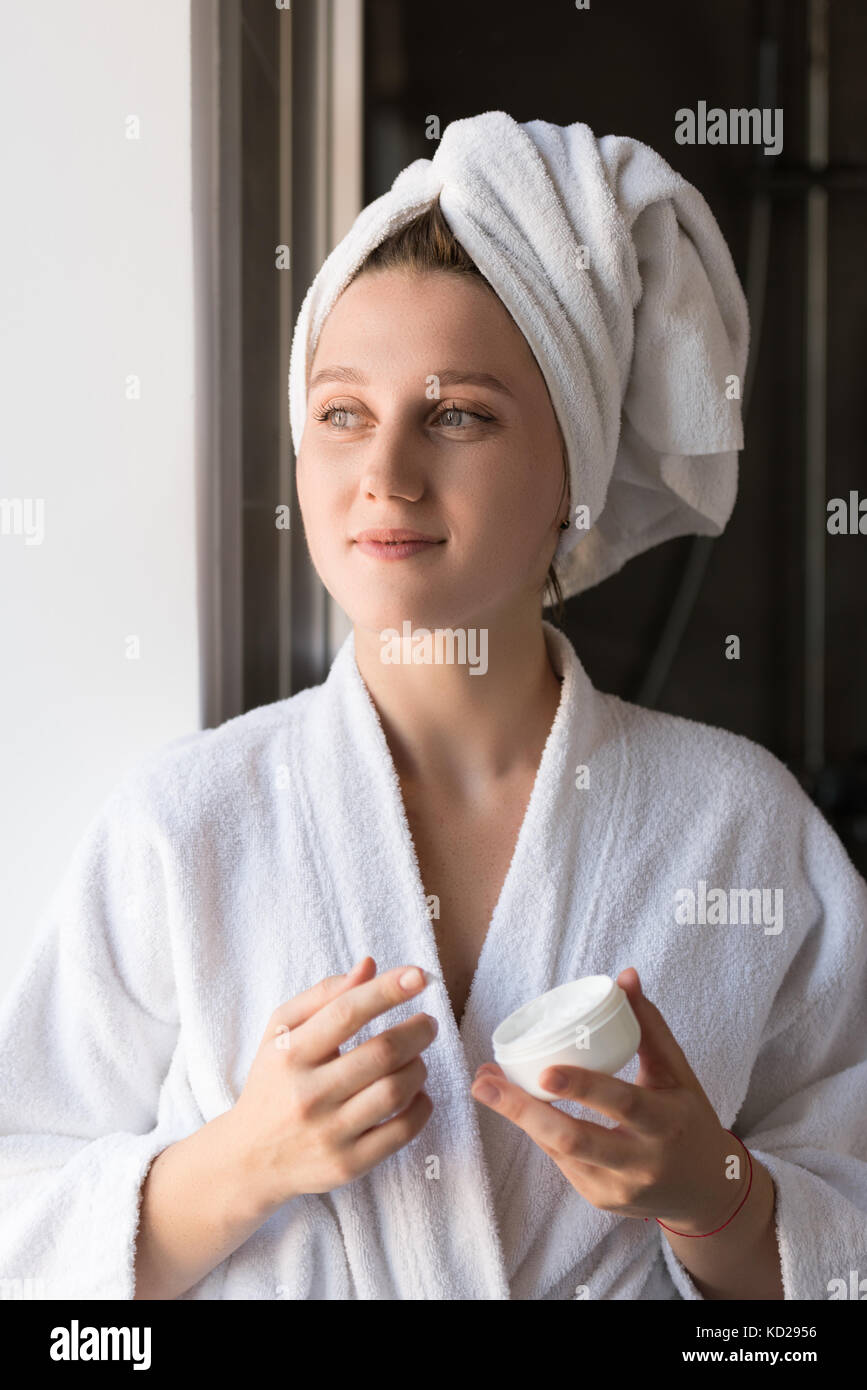 woman applying face cream Stock Photo - Alamy