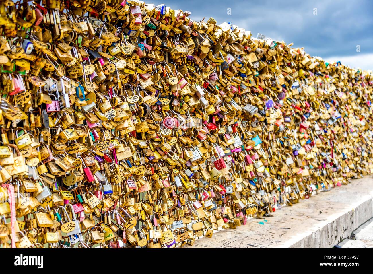 Paris love lock bridge hi-res stock photography and images - Alamy