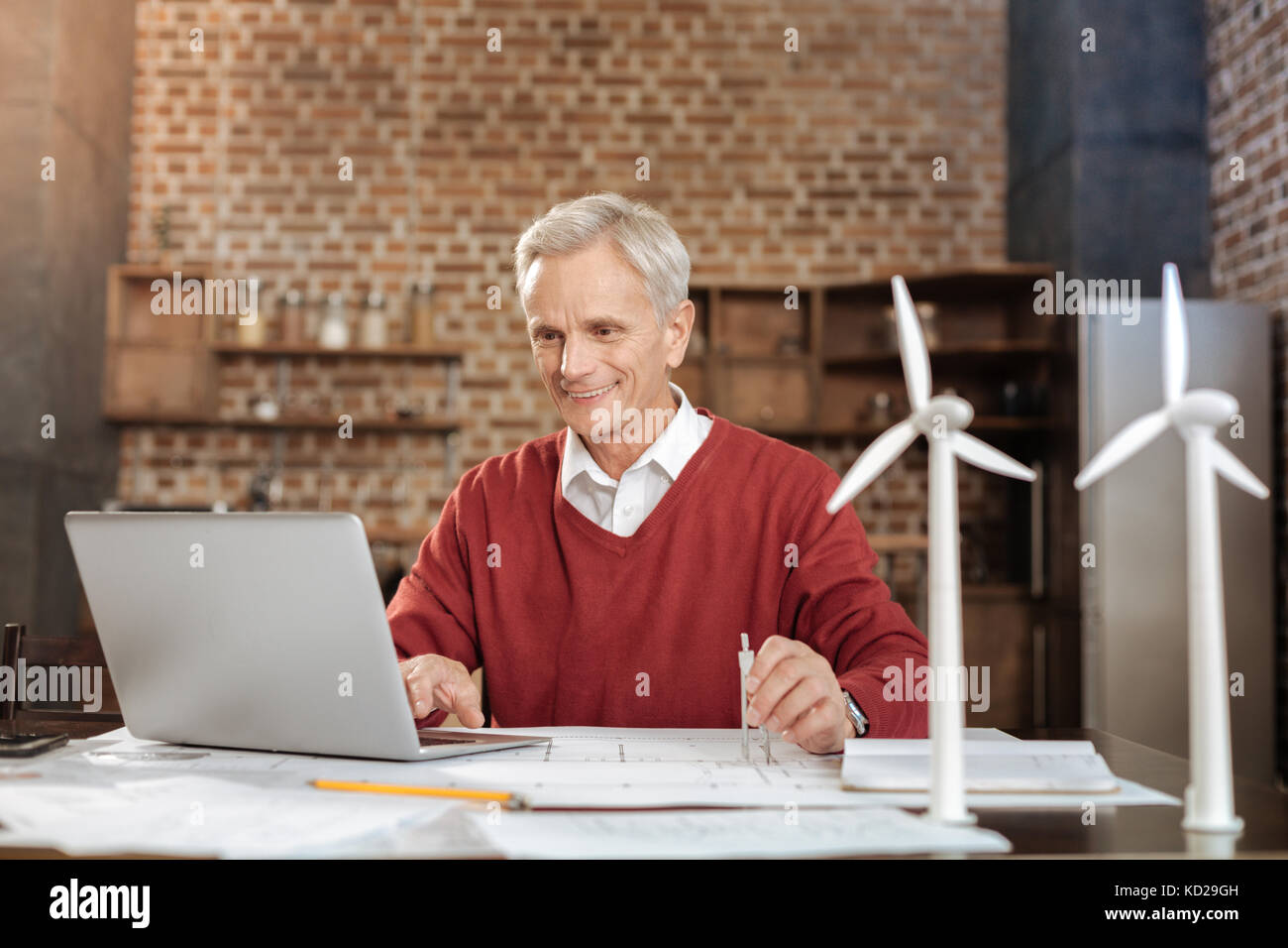 Senior engineer hi-res stock photography and images - Alamy