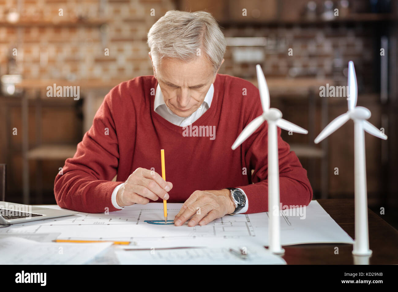 Grey haired senior engineer hi-res stock photography and images - Alamy