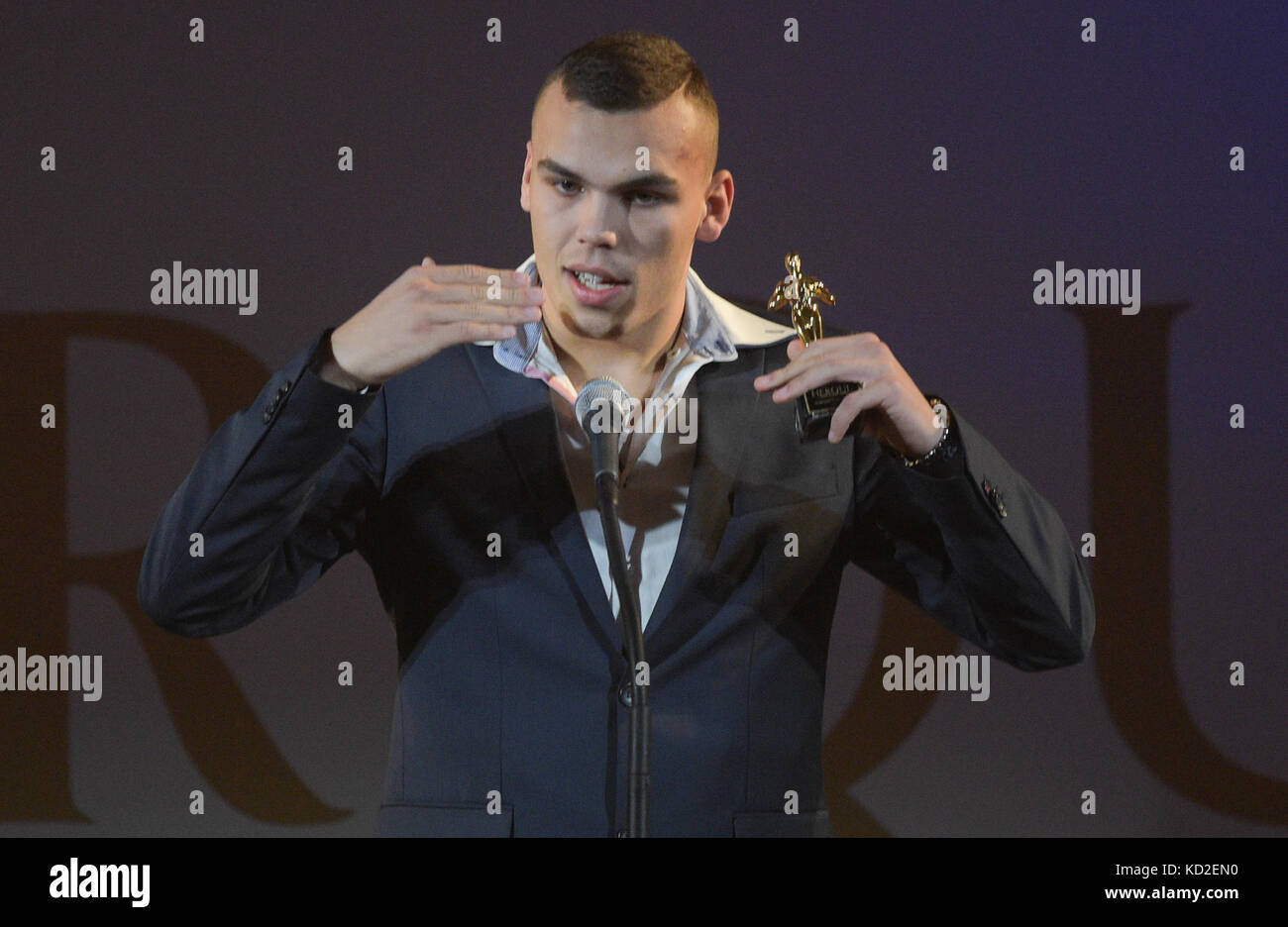 Hamburg, Germany. 08th Oct, 2017. Boxer Leon Bauer giving thanks for ...