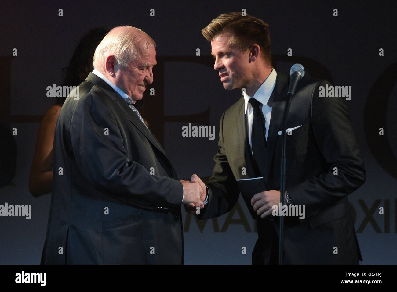 Hamburg, Germany. 08th Oct, 2017. Boxing trainer Ulli Wegner giving ...