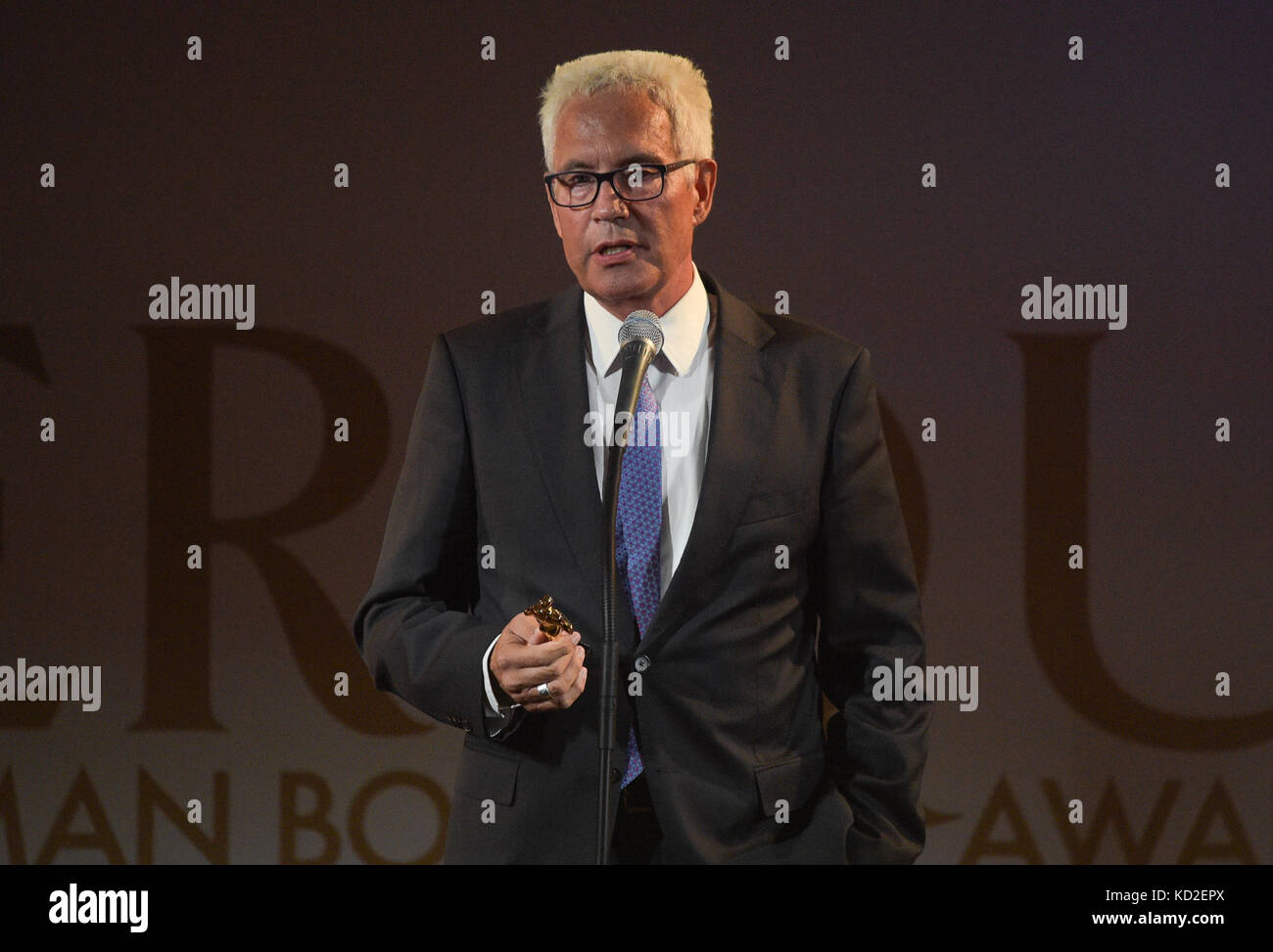 Hamburg, Germany. 08th Oct, 2017. Boxing manager Bernd Bonte giving ...