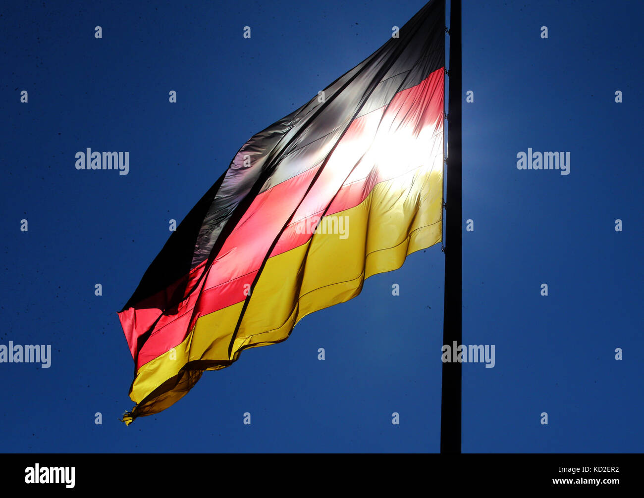Berlin, Germany. 09th Oct, 2017. A German flag waving under the shining ...