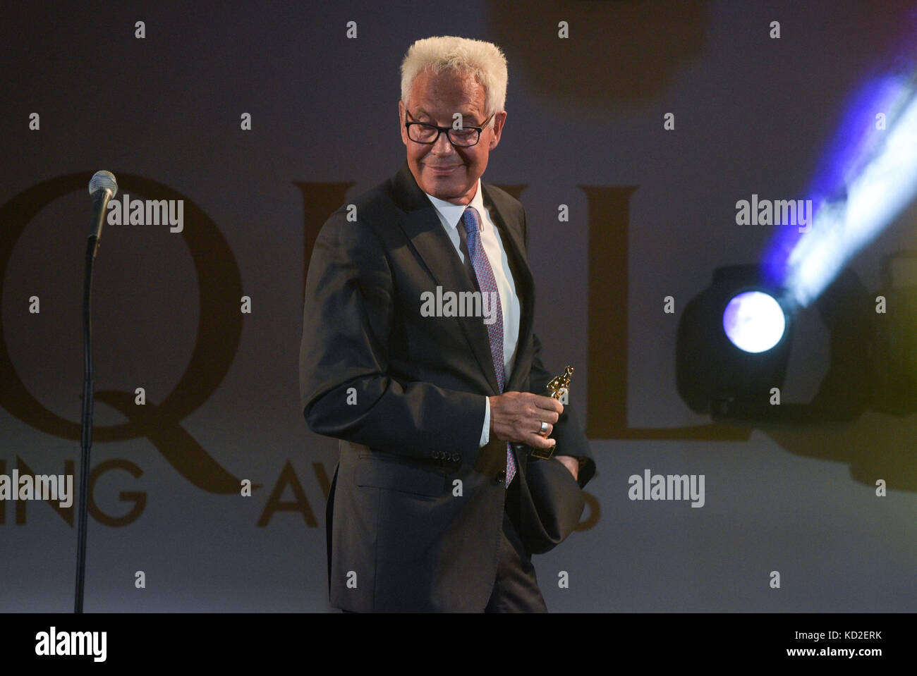 Hamburg, Germany. 08th Oct, 2017. Boxing manager Bernd Bonte giving ...