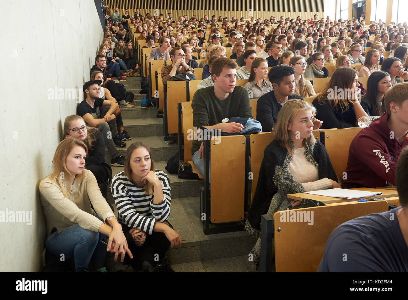 Koblenz, Germany. 09th Oct, 2017. Students sit closely together in the Audimax of the University ...