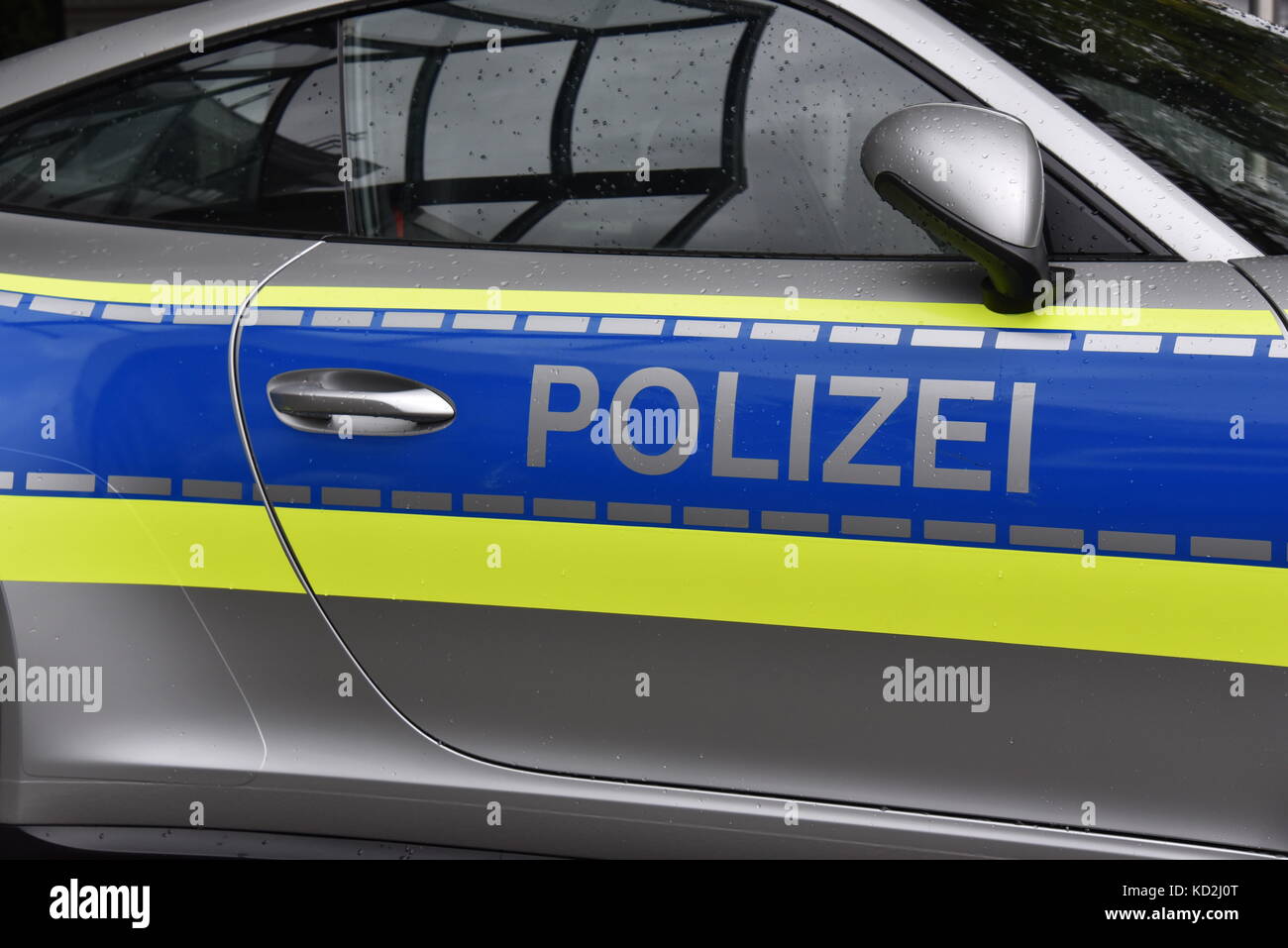 Huerth, Germany. 8th Oct, 2017. A German police vehicle with the ...