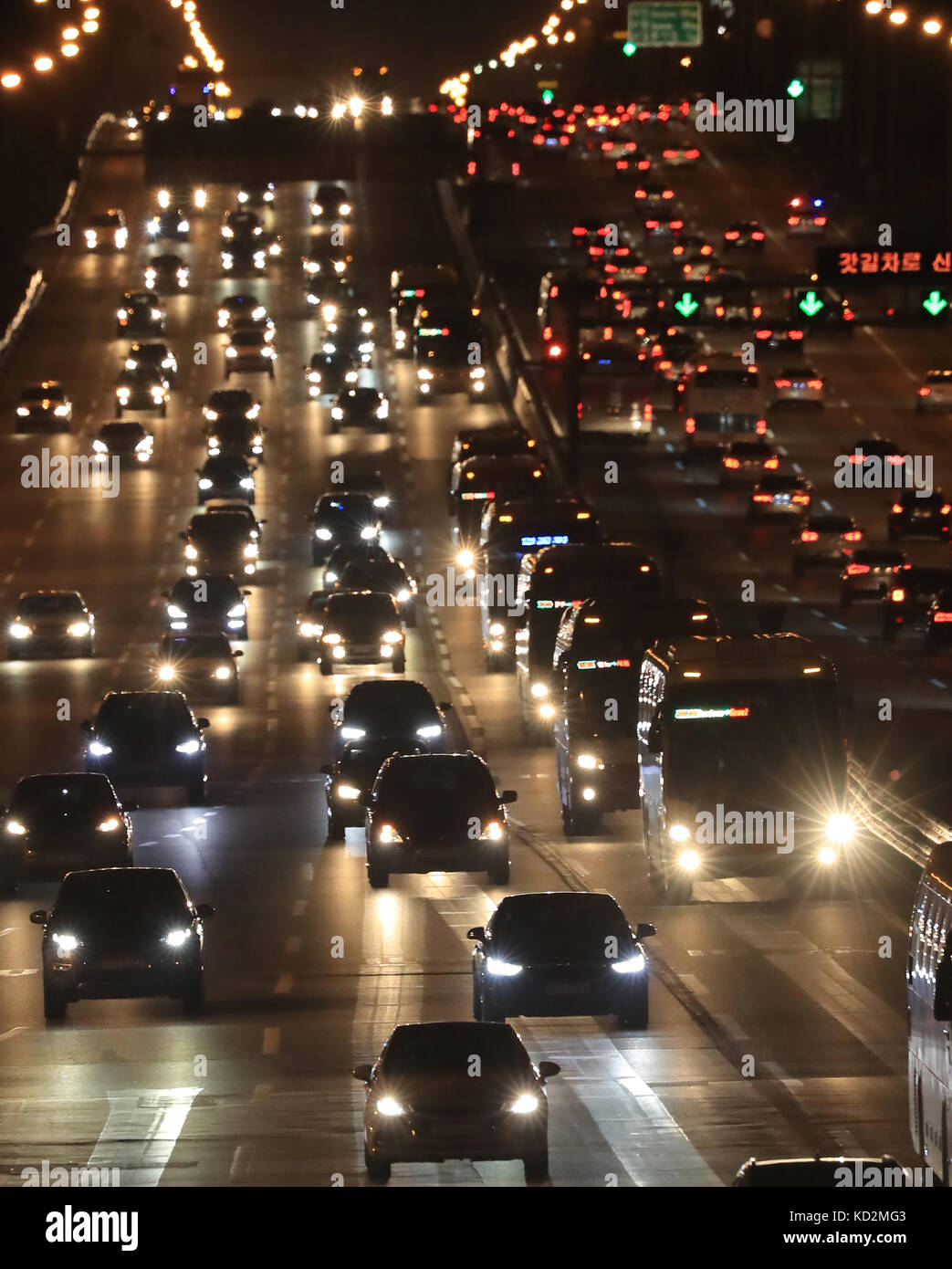 10th Oct, 2017. Back to Seoul Cars approach an expressway tollgate in ...